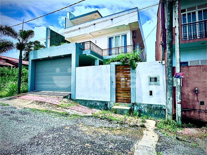 A newly built, exceptional house near the Colombo Road in Piliyandala ...