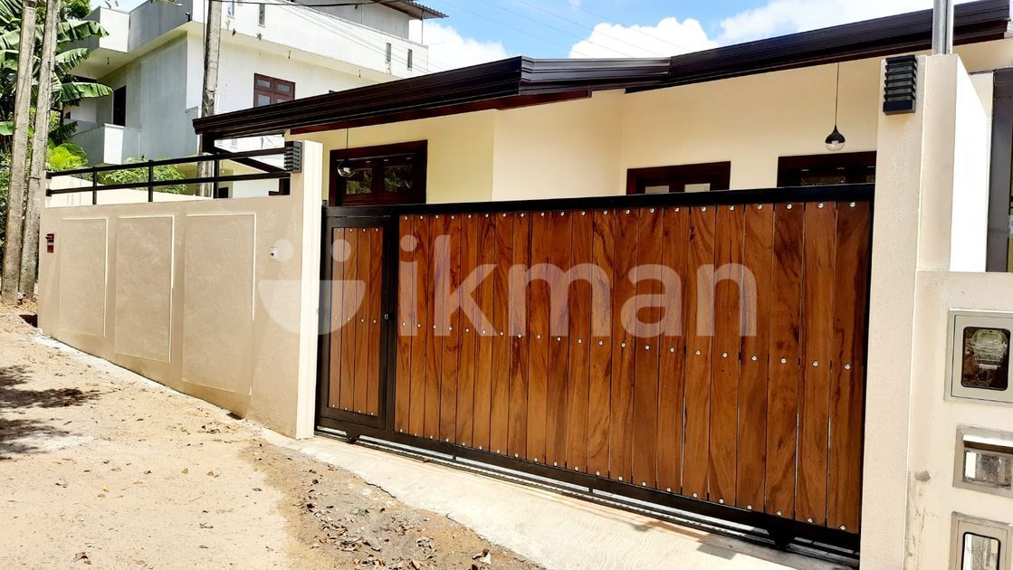 අලුත්ම නිවසක් විකිණීමට Malabe | ikman