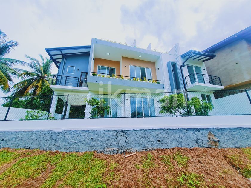 Athurugiriya ලස්සන වෙල් යායට යාබදව පිහිටි නව දෙමහල් නිවස | ikman