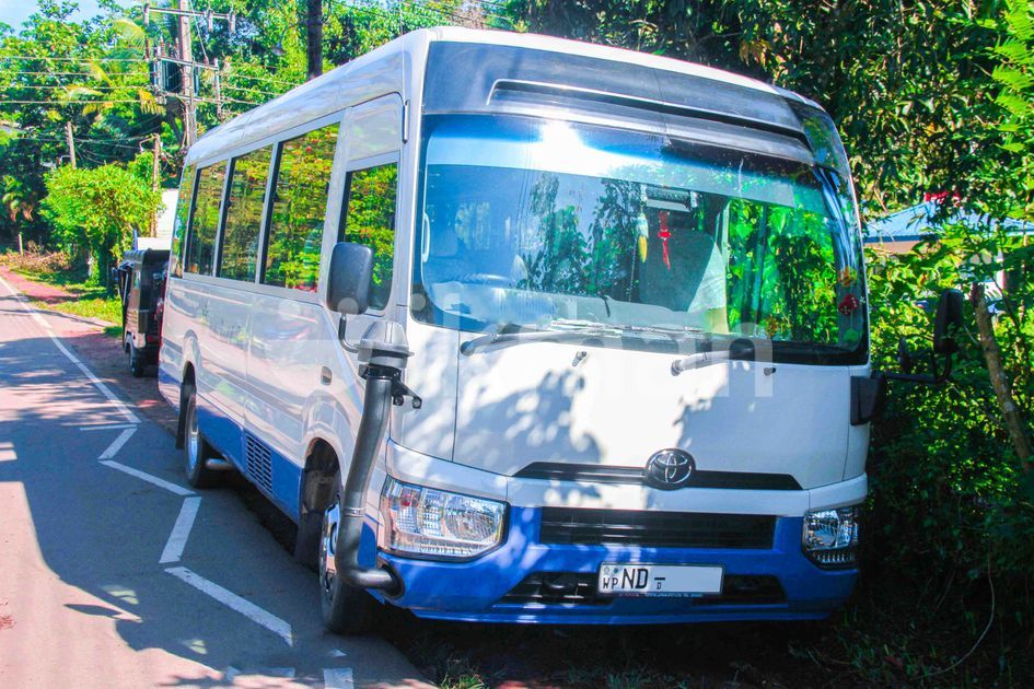 Coaster/Rosa 30-28 Seats Bus For Hire for Sale in Mount Lavinia | ikman