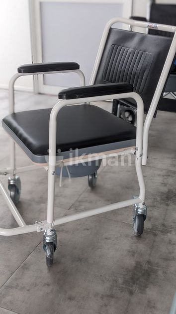 Commode Chair With Castor Wheel--- විකිණීමට | කොළඹ 8 | ikman