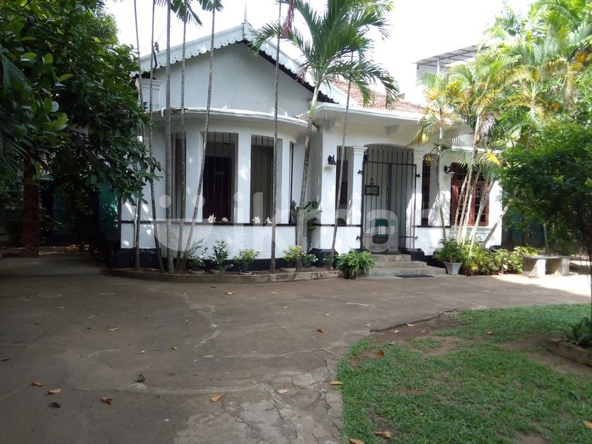 Dehiwala 40p land with old colonial house for sale | ikman
