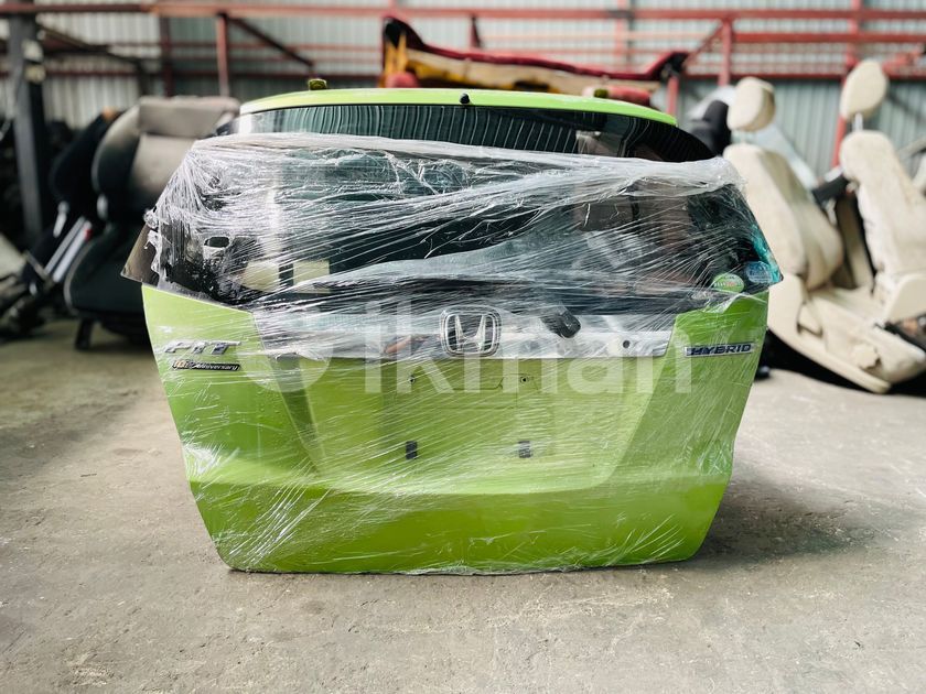 HONDA FIT GP1 DICKY DOOR COMPLETE in Kurunegala City | ikman