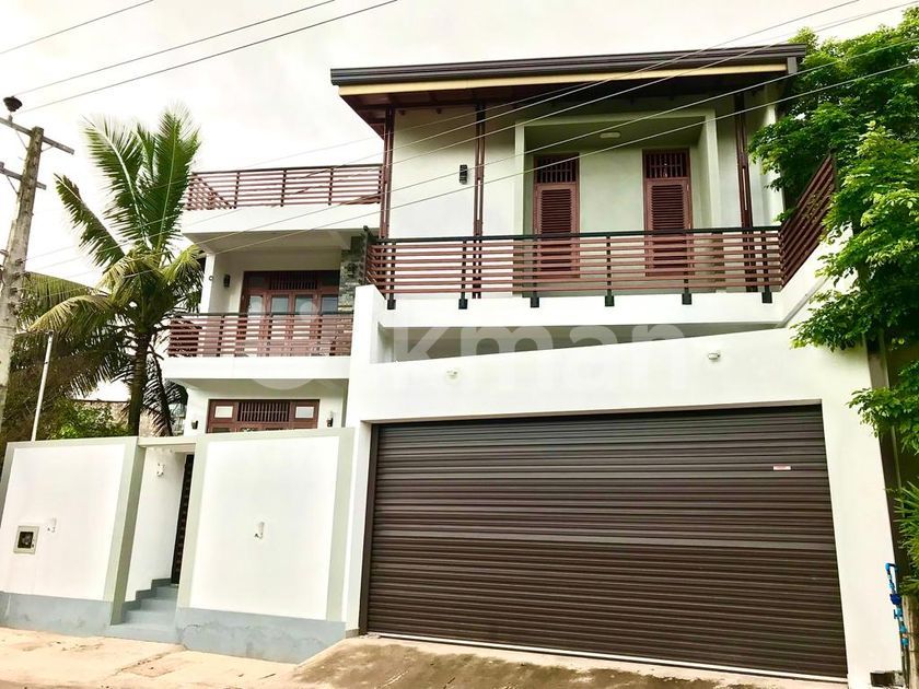 ඉතා ශක්තිමත් ලෙස ගඩොලින් ඉදිකල සුඛෝපභෝගී නිවසක් - Kalalgoda | ikman