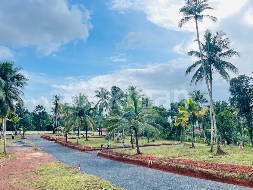 කඩවත - Highway Entrance එකට විනාඩි 5න් 10න් බිම් කොටස් | ikman