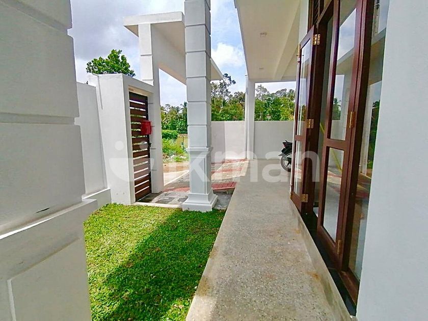 කොළඹ හොරණ ප්‍රධාන මාර්ගයට ඇවිද යන දුරින් සුපිරි දෙමහල් නිවසක් | ikman