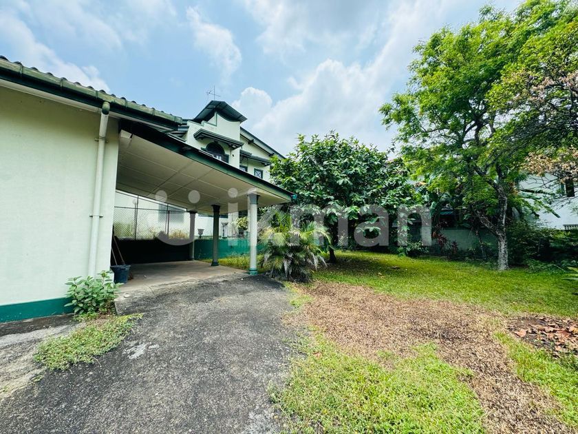 Land with House for sale in Malabe | ikman