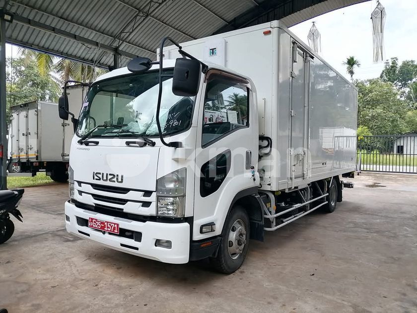 Lorry for Hire 14.Ft 10.5 Ft with Movers -House Office Moving Services for Sale in Talawatugoda ...