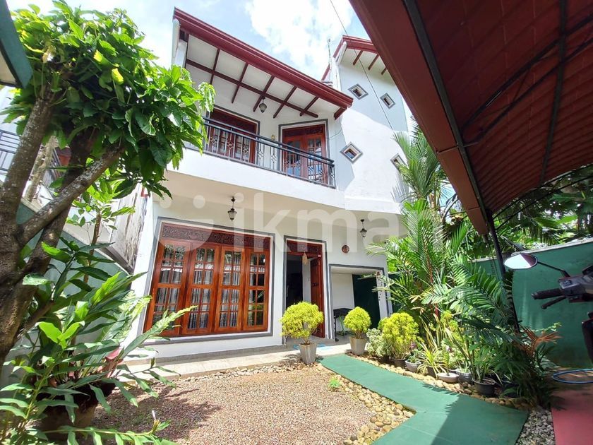 Malabe : 3BR (6.5P) Luxury House for Sale in Kahanthota Road | ikman
