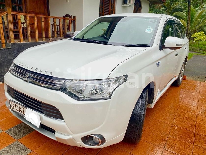 Mitsubishi Outlander PHEV 2014 for Sale in Kaduwela | ikman