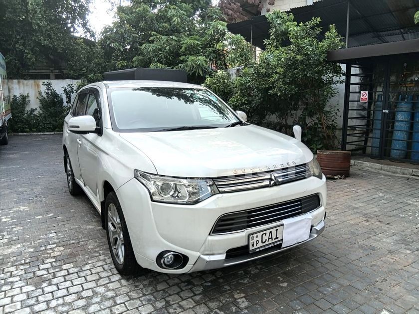Mitsubishi Outlander PHEV 2014 for Sale in Maharagama | ikman