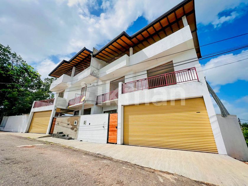 නව ගෘහනිර්මාණ ශිල්පයට ඉදිවුන දෙමහල් නිවස විකිණීමට - Malabe | ikman