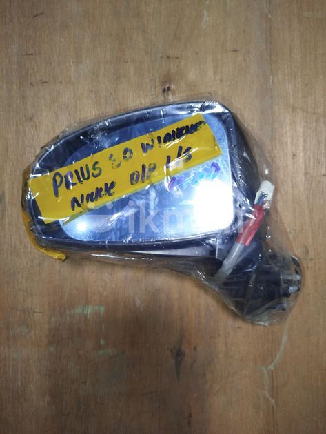 Prius 30 Side Mirror Winker Left (Power) for Sale in Wellampitiya | ikman