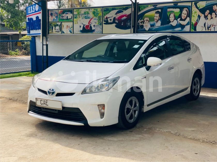 Rent a Car - Toyota Prius in Colombo 3 | ikman
