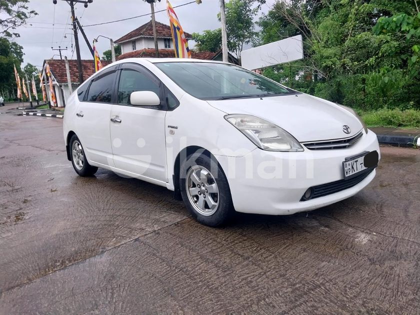 Rent For Toyota 2nd Gen Prius (Hybrid) in Kaduwela | ikman