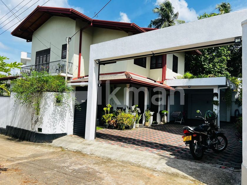 Upstairs Good Condition House in Talawatugoda | ikman