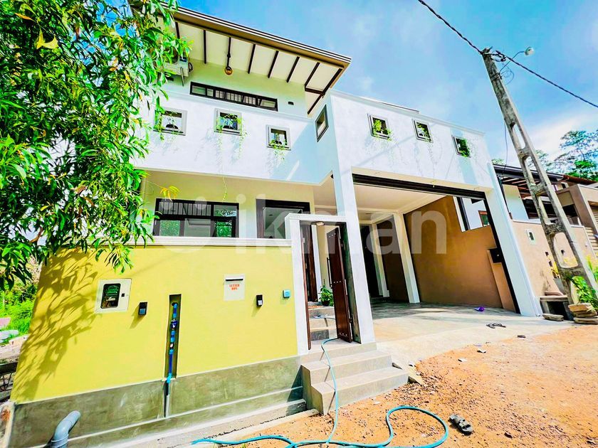 වැදගත් නේවාසික පරිසරයක සුපිරි දෙමහල් නිවසක් විකිණීමට Malabe | ikman