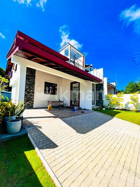 විසිතුරු ලෙස නිමවූ නව නිවස Malabe | ikman