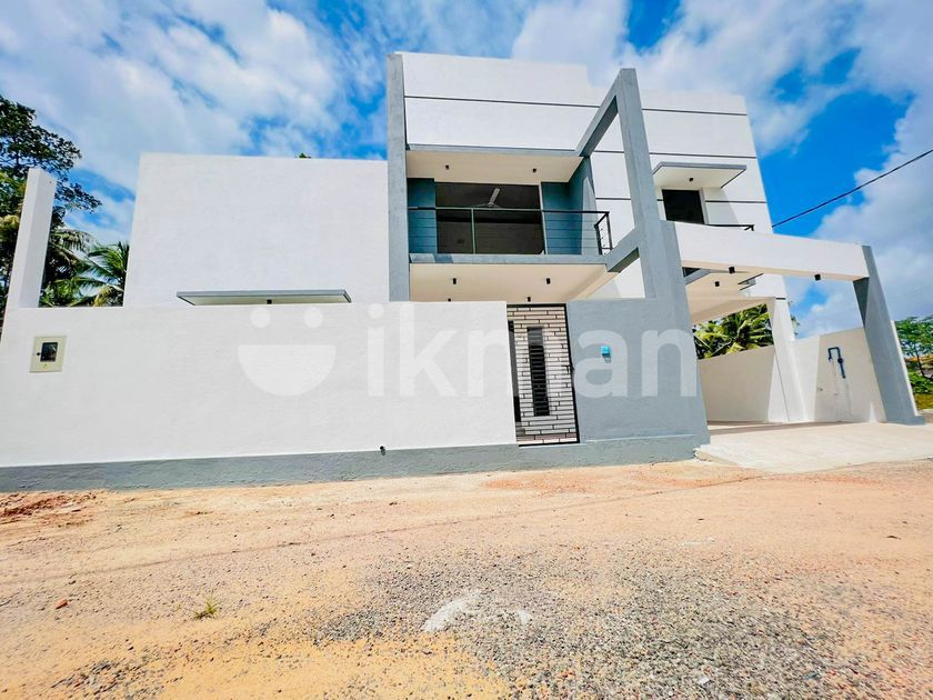 Well Build New House Sale Malabe | ikman